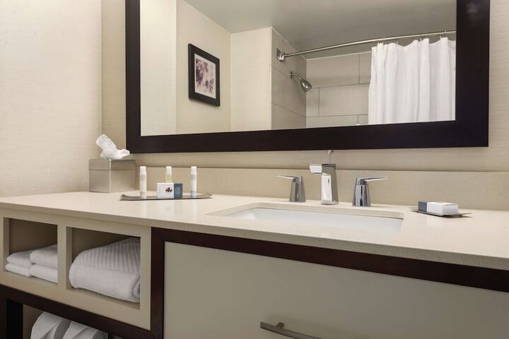 DoubleTree by Hilton Milwaukee Brookfield Brookfield | Bookonline.com