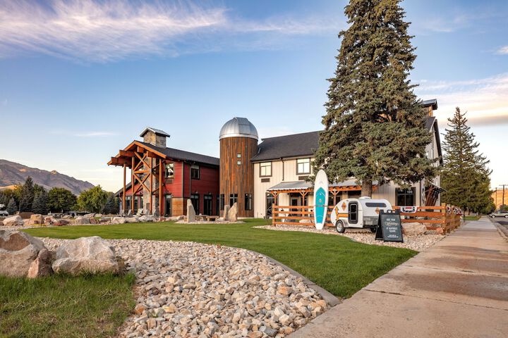 Compass Rose Lodge Huntsville | Bookonline.com