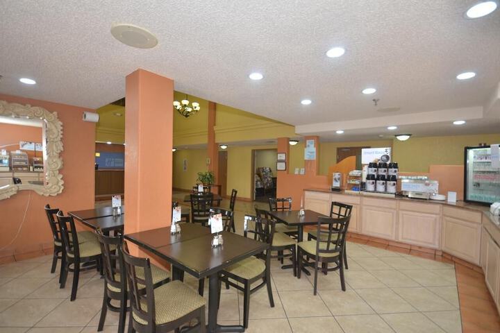 Ramada by Wyndham Santa Fe Santa Fe | Bookonline.com
