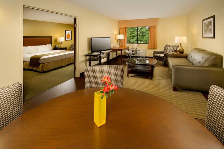 Best Western Plus Plaza by the Green Kent | Bookonline.com