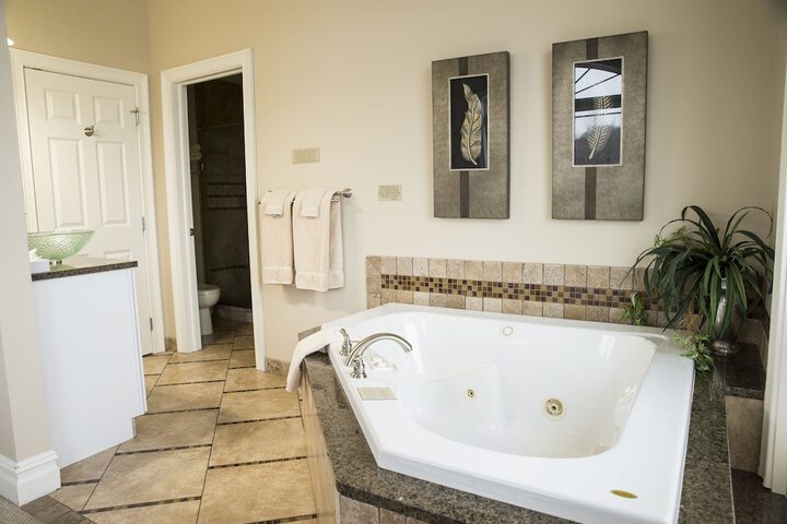 Riverwalk Place Resort & Spa Gladwin | Bookonline.com