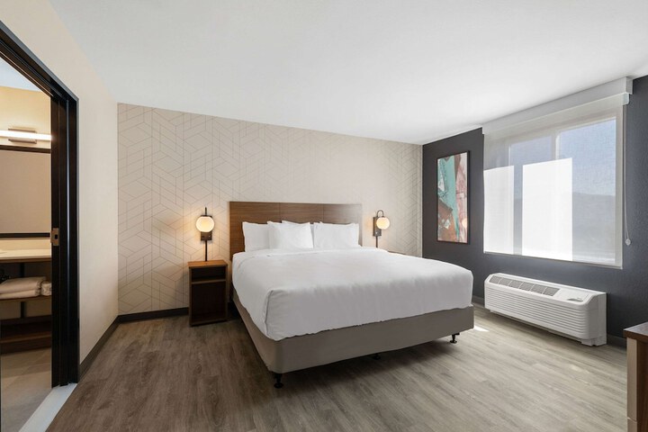 Everhome Suites Corona Corona | Bookonline.com