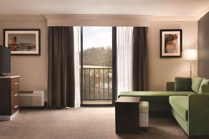 Radisson Hotel Cincinnati Riverfront Covington | Bookonline.com