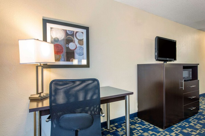 Comfort Inn & Suites Near Universal Orlando Resort Convention Ctr ...
