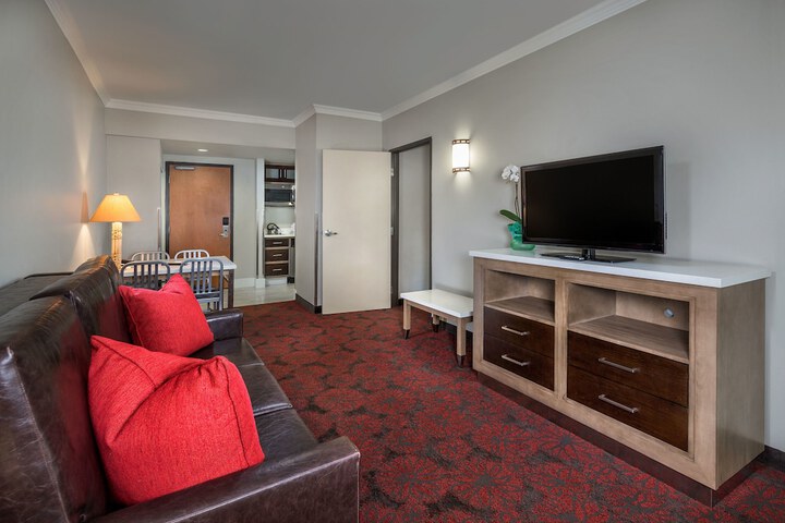 Desert Palms Hotel & Suites Anaheim | Bookonline.com