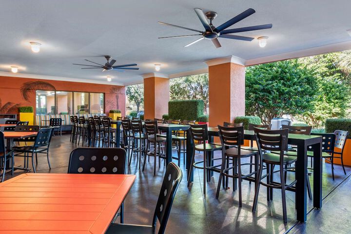 Comfort Inn & Suites Near Universal Orlando Resort Convention Ctr ...