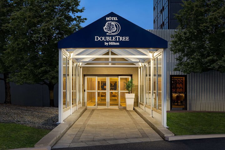 DoubleTree by Hilton Pointe Claire Montreal Airport West Pointe Claire ...