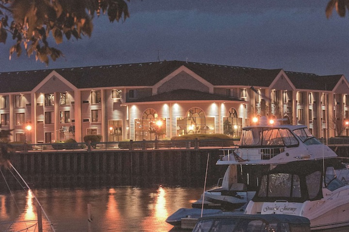 Doubletree by Hilton Hotel Racine Harbourwalk Racine | Bookonline.com