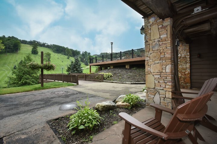 Slopeside Hotel by Seven Springs Resort Champion | Bookonline.com