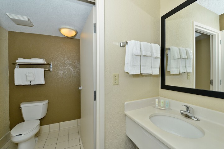 Comfort Inn & Suites Near Universal Orlando Resort Convention Ctr ...