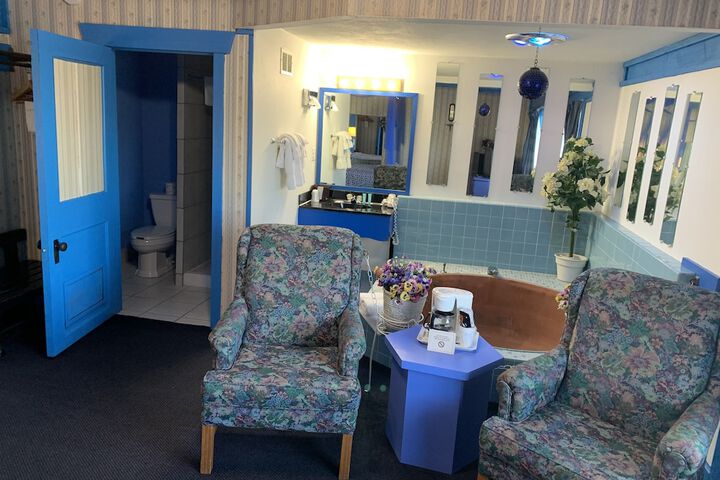 Don Q Inn Dodgeville | Bookonline.com