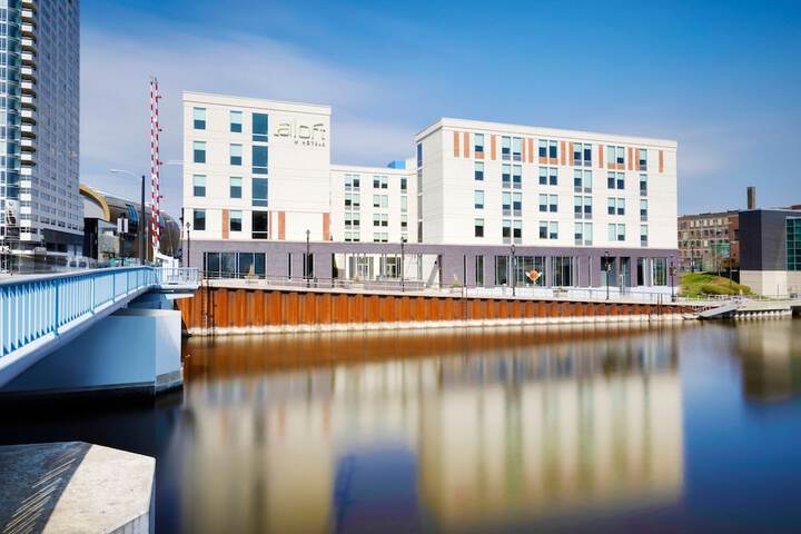 Aloft Milwaukee Downtown a Marriott Hotel Milwaukee | Bookonline.com