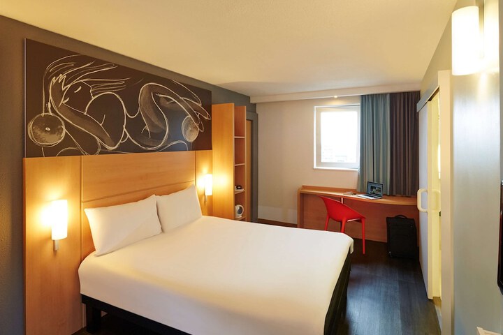 ibis Reading Centre Reading | Bookonline.com