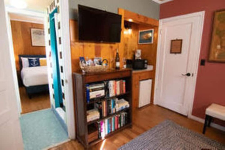 Anchor Inn Resort Lincoln City | Bookonline.com