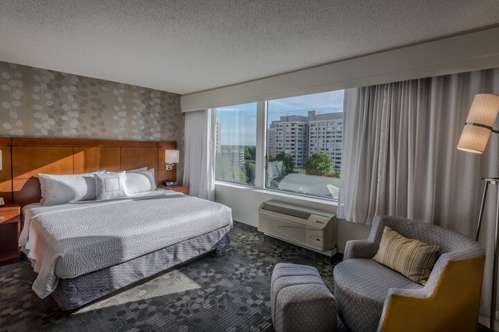 Courtyard by Marriott Bethesda / Chevy Chase Chevy Chase | Bookonline.com