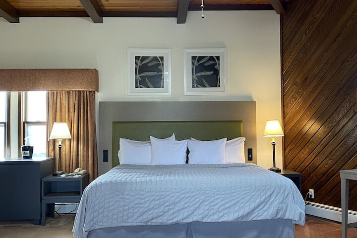 Pictured Rocks Inn & Suites Munising | Bookonline.com