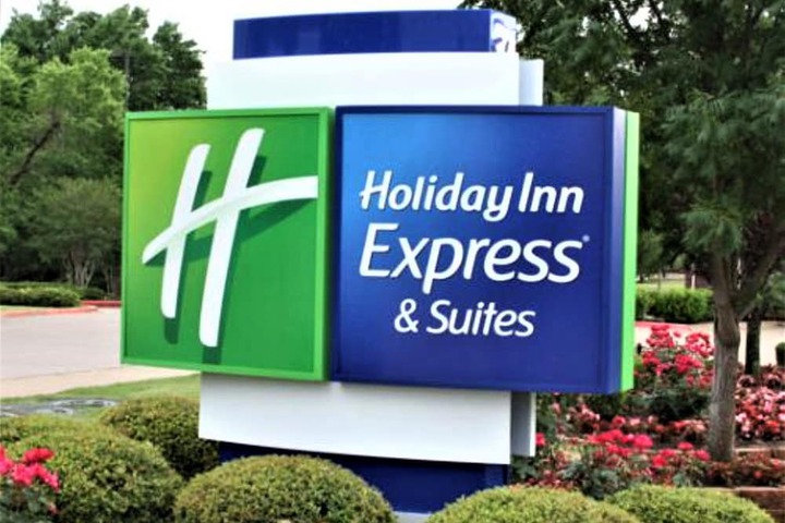 Holiday Inn Express&Suites Detroit Dearborn an IHG Hotel Dearborn ...