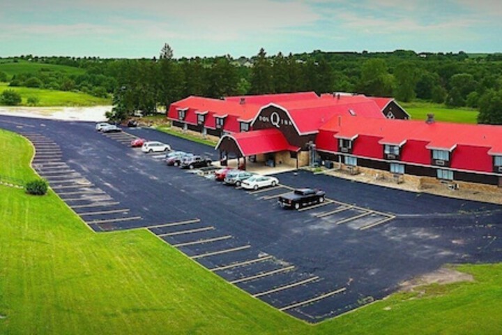 Don Q Inn Dodgeville | Bookonline.com