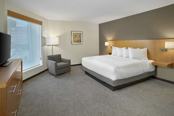 DoubleTree by Hilton Edmonton Downtown Edmonton | Bookonline.com